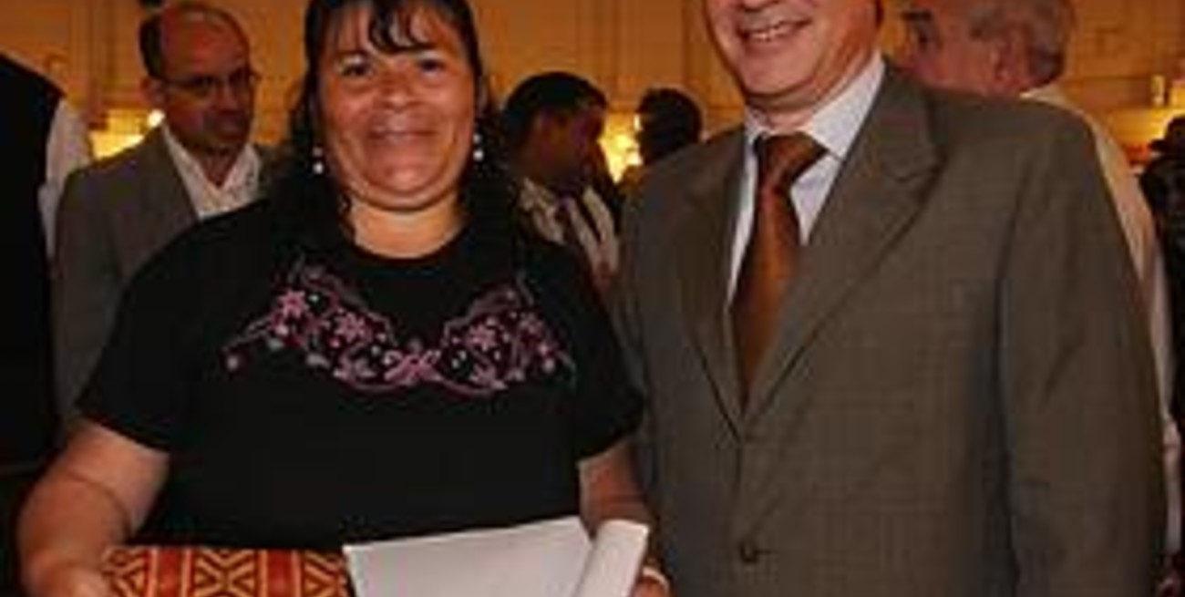 Elba asiste a la escuela con diez de sus 13 hijos