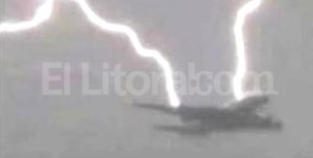 Avión alcanzado por tres rayos