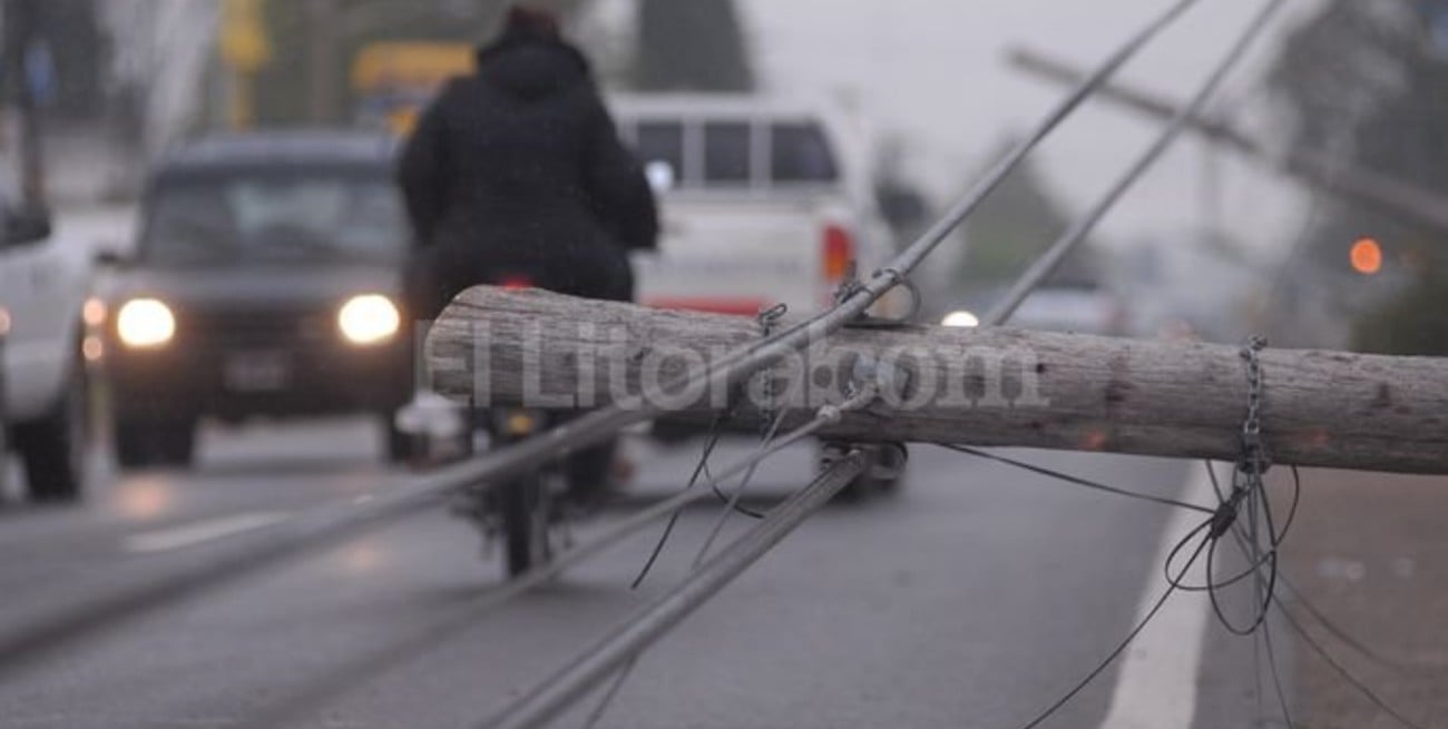 Más de 30 techos volados, árboles caídos y muchos cables cortados