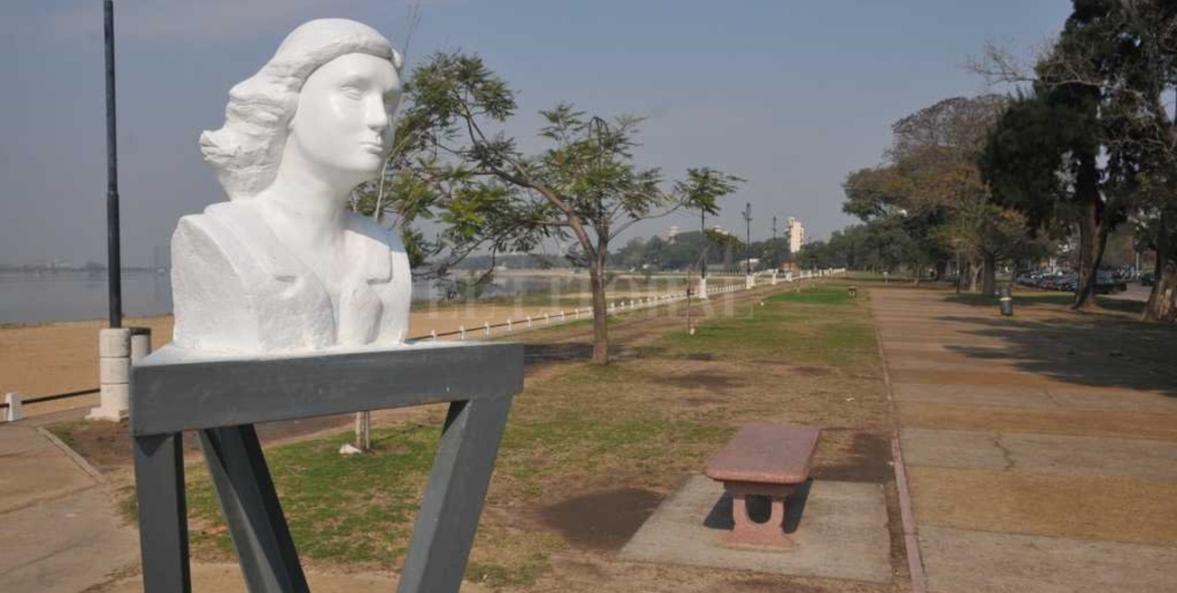 Repusieron el busto de Ana Frank en la Costanera
