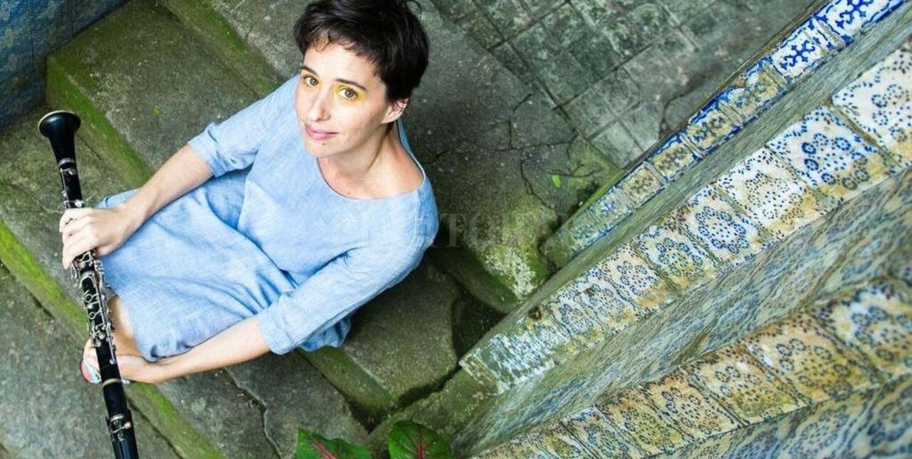 Joana Queiroz junto a Carlos "Negro" Aguirre