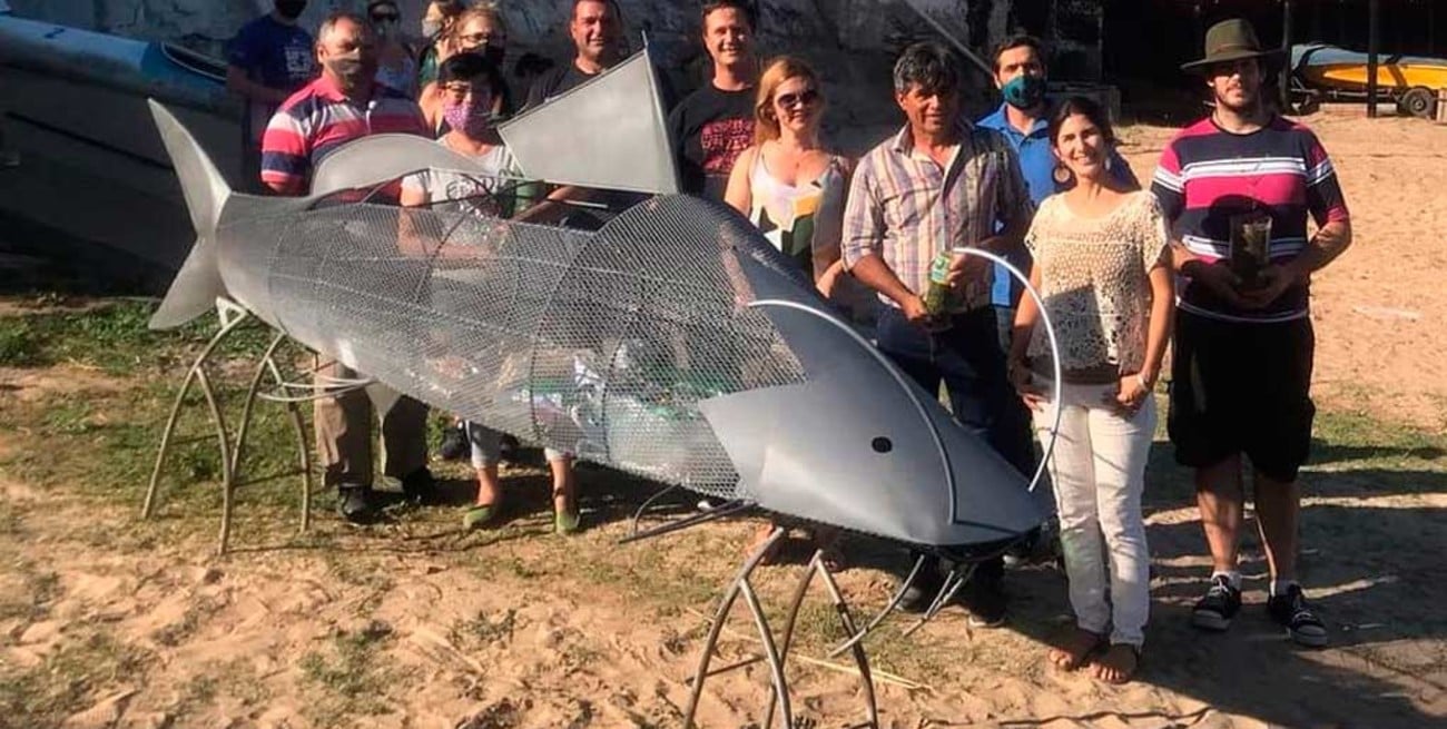 Instalaron un "moncholo" enorme para frenar la contaminación del río