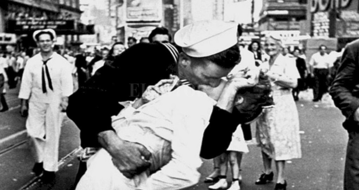 6 de julio: Día Internacional del Beso Robado