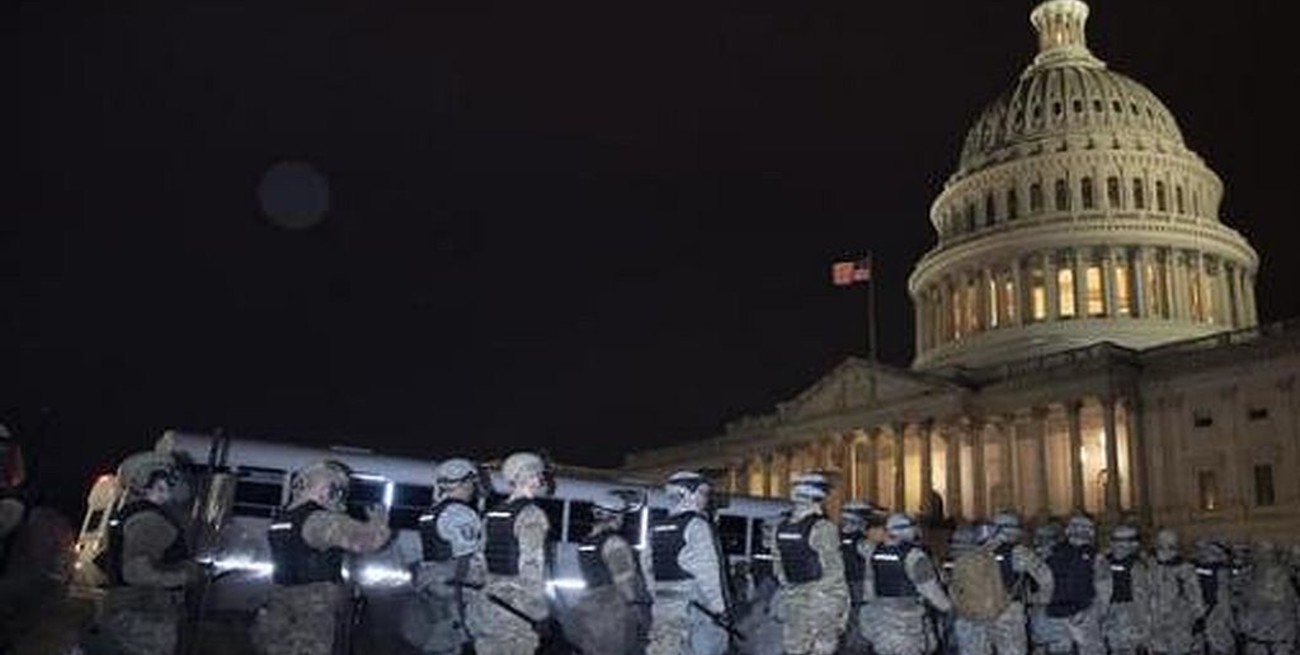 Cientos desafían el toque de queda en Washington y permanecen frente al ...
