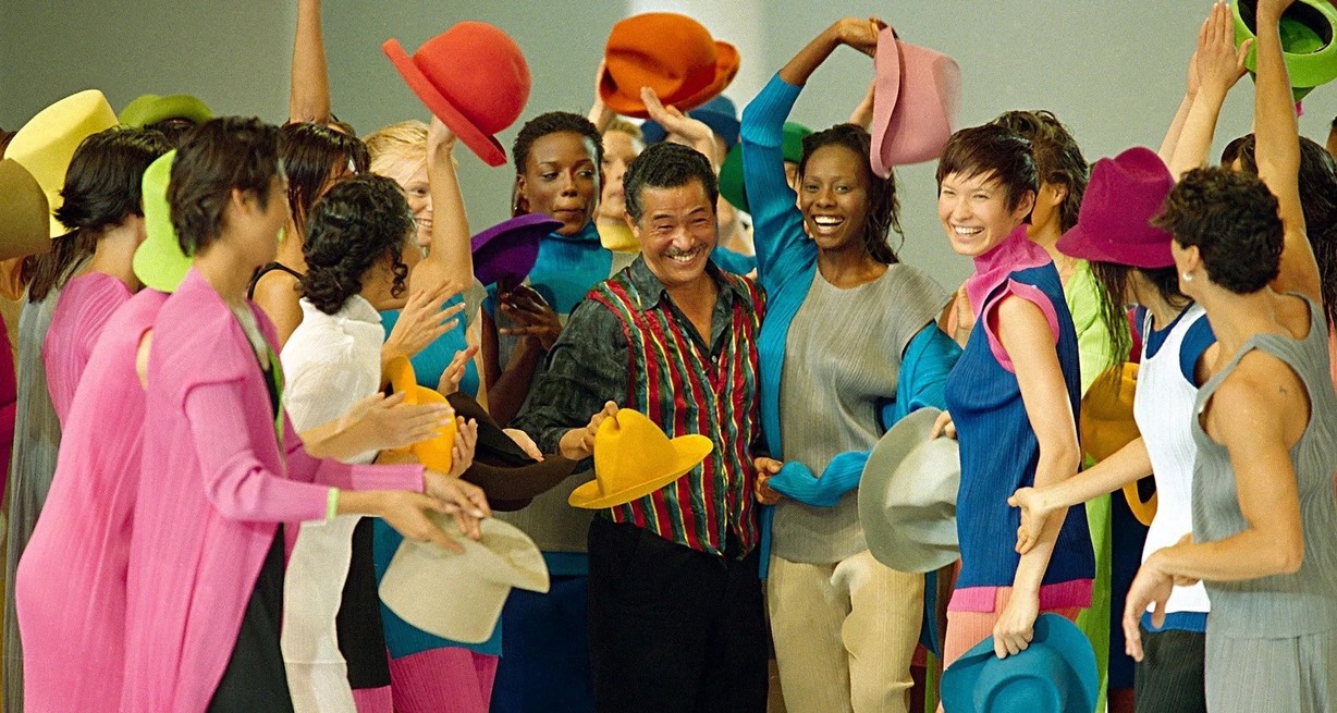 Murió Issey Miyake, el famoso diseñador de moda japonés