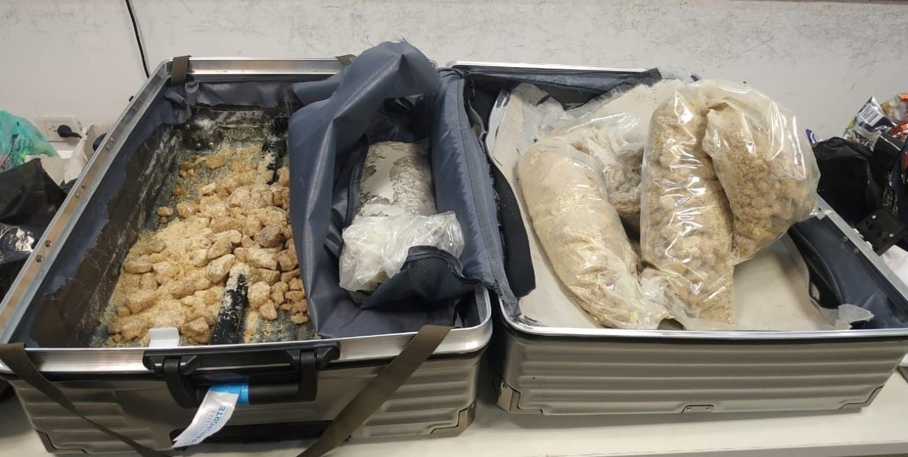 Interceptaron 23 kilos de cristales de metanfetaminas en valijas con doble fondo