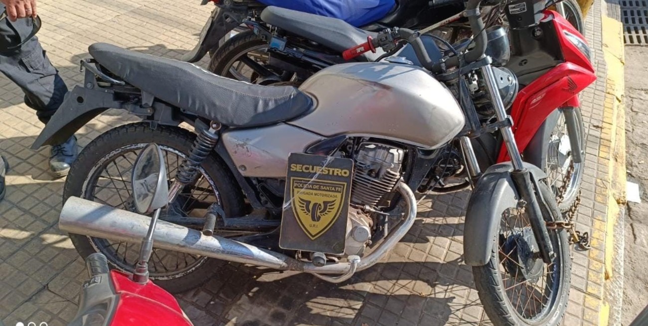 Quiso prender fuego su moto para evitar que se la lleven en un control ...