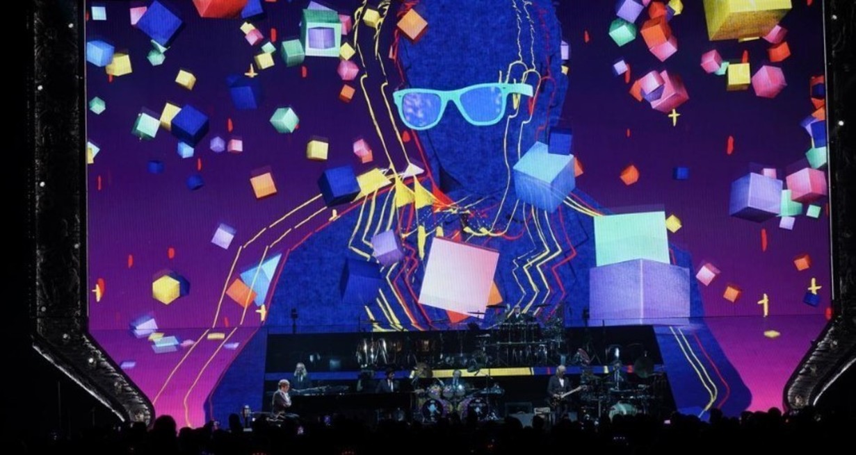 Video: miles de fans despidieron a Elton John en su último concierto