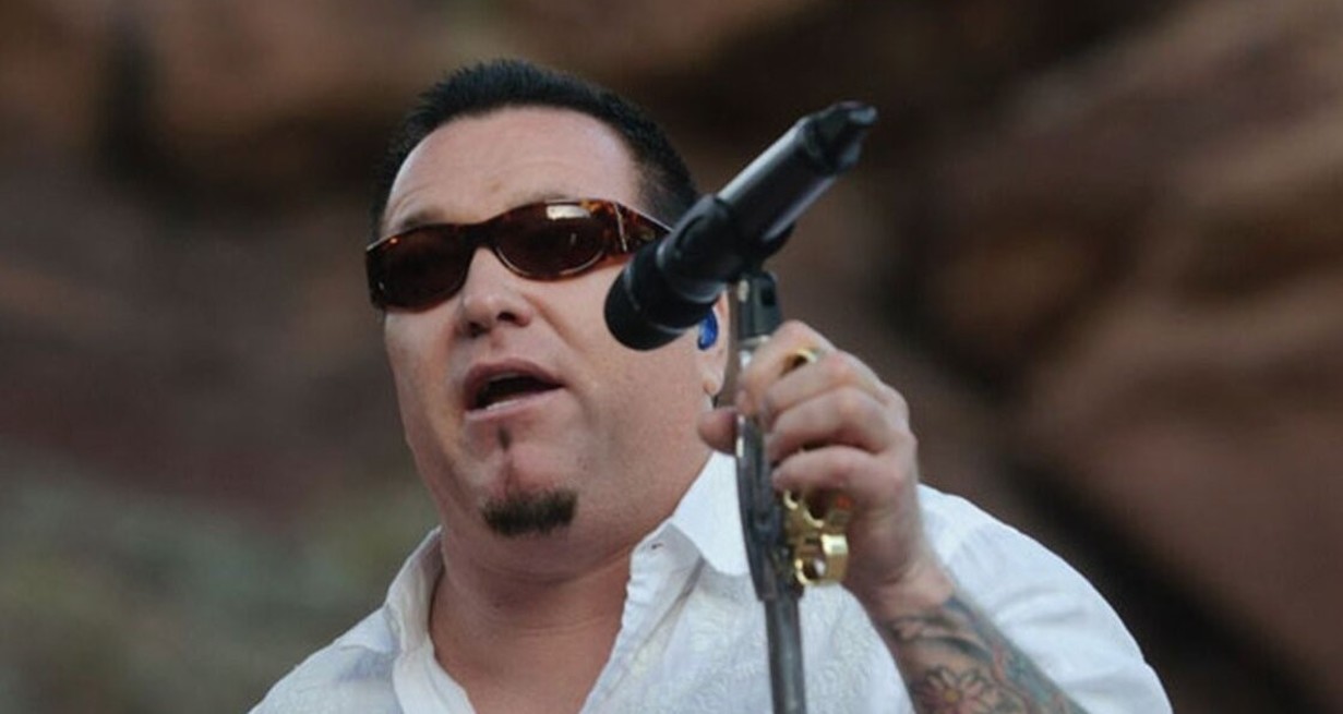 Murió Steven Harwell, excantante de Smash Mouth e intérprete del tema ...