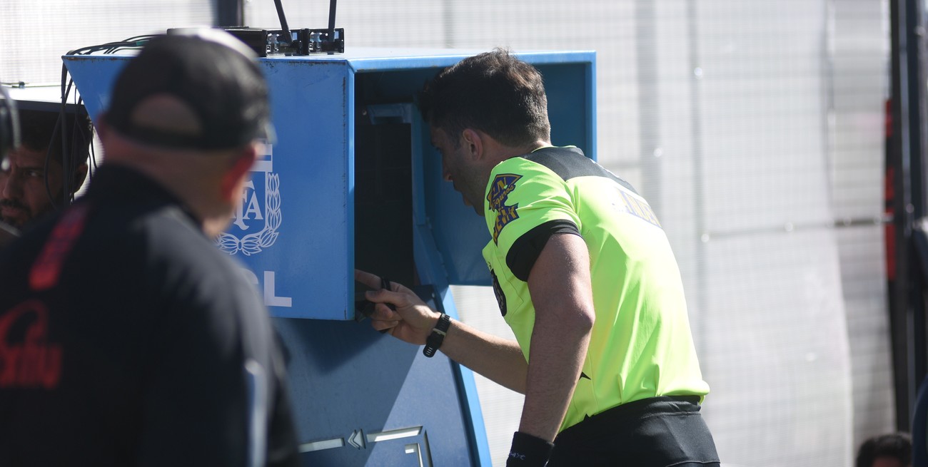 Mejoras en el VAR: La IFAB busca implementar la tarjeta verde