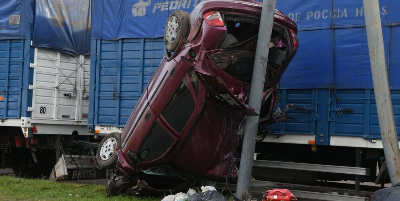 Un auto quedó volcado sobre un poste tras chocar con un camión en Blas ...
